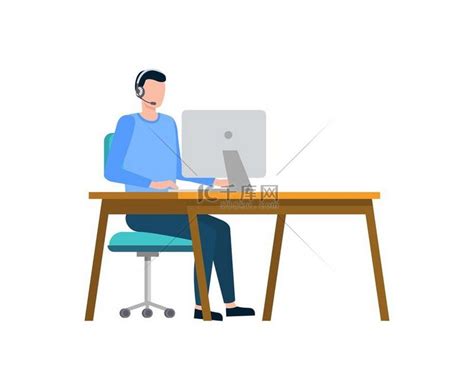 开发人员带着笔记本电脑坐在桌子旁边，男人戴着耳机在电脑上工作，支持客户和顾客，男性在工作中是扁平的。背景图片免费下载海报banner高清大