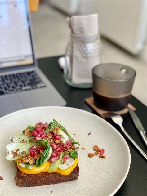 실내 건강한 고명 공동 작업 그래놀라 낮 냅킨 노트북 도자기 접시 라이프스타일 맛있는 메뉴 미니멀 블랙 커피 사무실 상추 샌드위치를여십시오