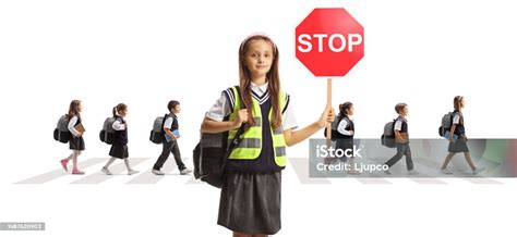 교통 정지 표지판을 들고 있는 여학생과 뒤에서 길을 건너는 다른 아이들 아이에 대한 스톡 사진 및 기타 이미지 아이 안전 2 3 살 Istock
