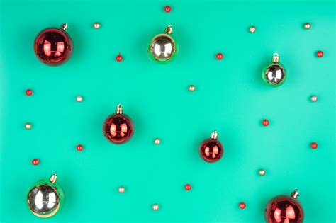 크리스마스 휴일 구성 텍스트에 대한 복사 공간이녹색 배경에 빨간색 크리스마스 장식의 상단보기 플랫 레이 겨울 패턴 엽서 템플릿 새해 개념 12월에 대한 스톡 사진 및 기타