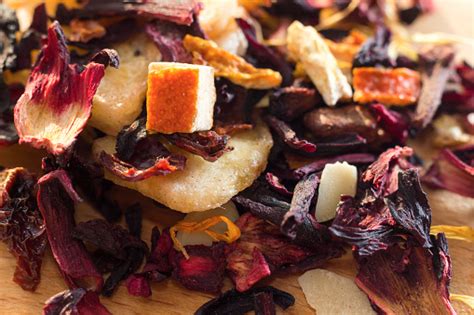 꽃잎과 건조 과일 과일 차 더미 차 더미의 컴포지션 나뭇잎과 나무 보드에 있는 히 비 스커 스 꽃을 건조 천연 재료 근접 촬영으로 차입니다 차의 매크로 사진입니다 0명에