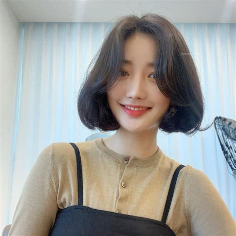 분위기 있는 단발머리 모즈펌 고객님께서 찍어주신 셀카🌝 자연스럽고 굵은 C컬과 분위기 있게 넘어가는 앞머리로 더욱 고급스럽고 여성스럽게😇