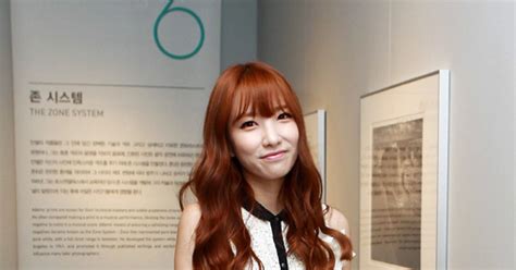 [포토엔]홍보대사 레인보우 지숙 전시장에서 빛나는 인형각선미