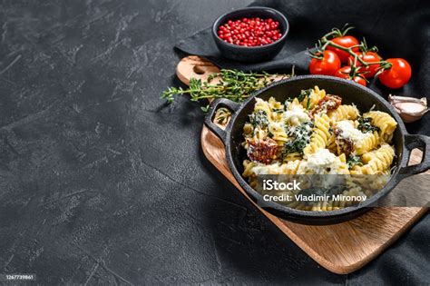 크리미한 시금치 소스와 말린 토마토를 곁들인 맛있는 파스타 푸실리 요리 검은 색 배경 맨 위 보기입니다 복사 공간 건강한 식생활에 대한 스톡 사진 및 기타 이미지 Istock