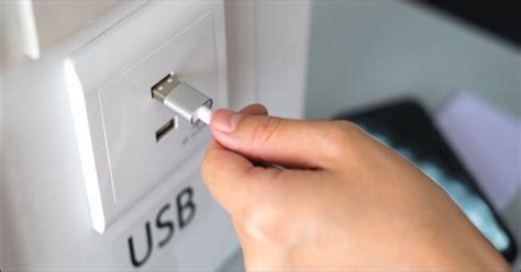How To Use The Public USB Charging Port Safely TipsMake Com