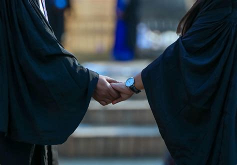 고등학교 골 교육 기쁨 대문자 대학 대학교 랜드마크적 순간 모자 던지기 무기 제기 미래 사람들 새로운 시작 생활 이벤트 성공 성취 수평선