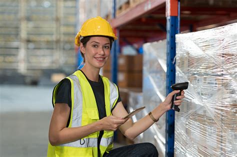 백인 여성 창고 노동자는 재고 확인을 위해 제품 상자의 바코드를 스캔하고 보관 창고의 선반 팔레트에 태블릿이 있는 재고를 스캔합니다 40 44세에 대한 스톡 사진 및 기타