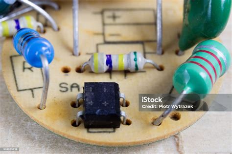 높은 확대에 전자입니다 저항과 다이오드 전자 보드에 납땜 있습니다 어두운 배경입니다 0명에 대한 스톡 사진 및 기타 이미지 0명 Cpu 개념 Istock