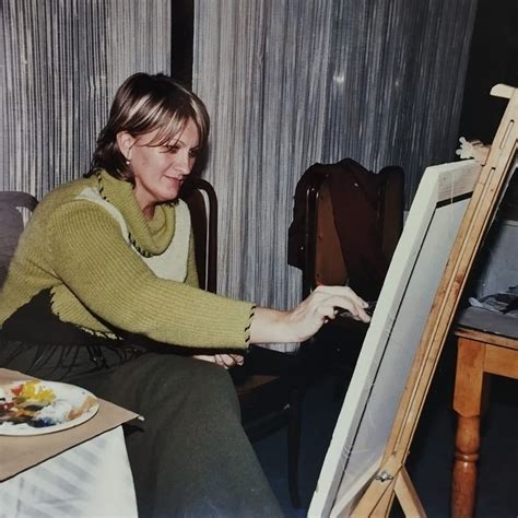 Goran Micic Упаљено кандило испред иконе свеца обасјава Facebook