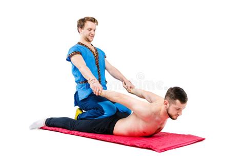 Un Masajista Hermoso Joven Del Doctor Del Hombre En Un Traje Azul Hace Una Actitud Tradicional