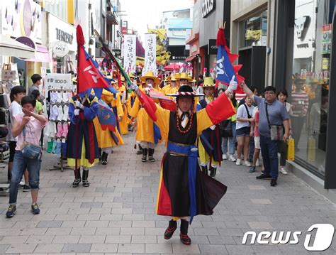 세종대왕 납시오…청주 성안길서 600년전 어가행렬 재현 뉴스1