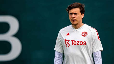 victor lindelof reveals new tattoos with special show ink sessions