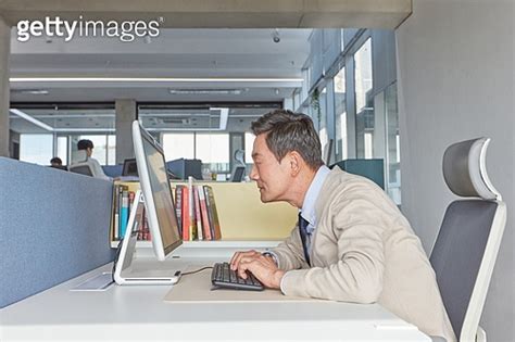 사무실 화이트칼라 전문직 일 물리적활동 비즈니스맨 컴퓨터 40대 중년 거북목증후군 질병 나쁜자세 포즈 중년남자 성인남자 이미지