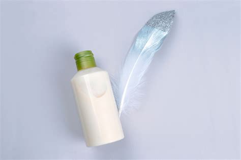 화장품 튜브는 회색 배경에 고립 된 모의 로션 스킨 케어 병 템플릿 뷰티 컨셉 크림 포장 스탠드 모형 0명에 대한 스톡 사진 및 기타 이미지 Istock