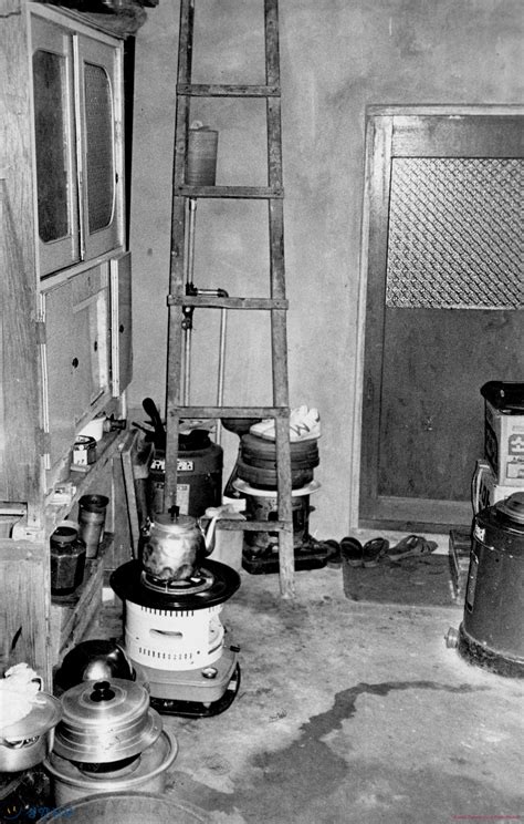 전형적인 부엌에 냄비 주전자 등이 쌓여 있는 모습