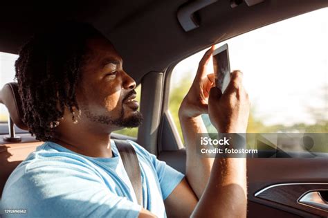 자동차를 타고 여행하는 동안 풍경에 사진을 찍는 젊은 남자 남자에 대한 스톡 사진 및 기타 이미지 남자 흑인 민족 거리