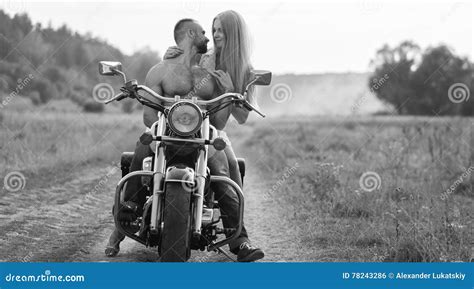 Парень с девушкой в поле на мотоцикле Стоковое Фото изображение насчитывающей мотоцикл