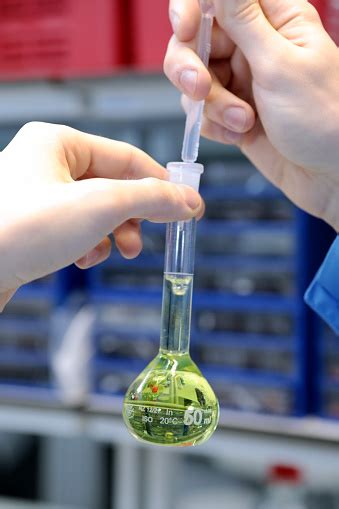 실험실에서 화학 실험을 수행 화학 시약과 컬러 플라스크 과학자의 손에 많은 유리 의료 플라스크 아름다운 색 시약 솔루션 노란색과 갈색 시험관 Stem 주제에 대한 스톡 사진