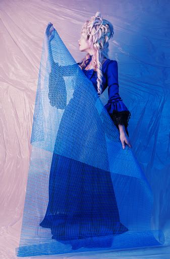 스튜디오의 금발 모델 블루 드레스에 아름다운 고급스러운 그리스 헤어 스타일을 가진 여성 흰둥이 뷰티 초상화 여신 순수함과 순수함 르네상스 개념에 대한 스톡 사진 및 기타