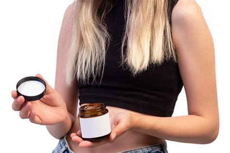 빈 라벨과 호박색 용기에 크림의 열린 항아리를 들고 여자 브랜딩 및 광고를위한 스킨 케어 및 미용 제품 프레젠테이션 건강관리와 의술에 대한 스톡 사진 및 기타 이미지