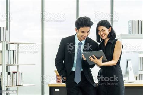 전문 아시아 사업가가 문서 파일을 들고 직장에서 사업가와 사업 계획에 대해 이야기합니다 20 24세에 대한 스톡 사진 및 기타 이미지 20 24세 2명 35 39세