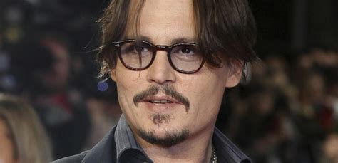 تصغره بـ40 عاماً هل جوني ديب على علاقة بنجمة مسلسل Wednesday؟