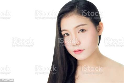 여성 피부 미용과 건강 스파 제품 및 메이크업의 초상화 피부는 부드럽고 아름 다운 흰색 바탕에 건강 한 여자의 개념입니다 갈색 머리에 대한 스톡 사진 및 기타 이미지