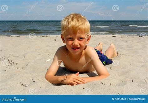 Мальчик на пляже моря стоковое фото изображение насчитывающей песок 42443132