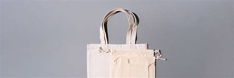 캔버스 토트백 캔버스와 리넨 패브릭 백으로 회색 배경에 드로스트링이 있는 카피 스페이스 맨 위 보기 제로 폐기물 플라스틱 무료 개념 친환경 쇼핑객 가방에 대한 스톡 사진 및