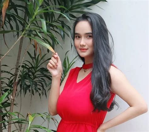 Getting Married At The Age Of 18 Here Are 9 Latest Portraits Of Faby Marcelia As A Young Mother