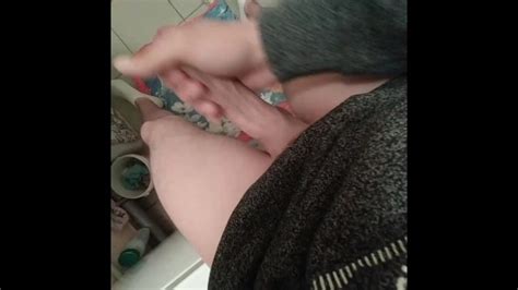 ПАРЕНЬ С БОЛЬШИМ ЧЛЕНОМ МОЩНО СПУСКАЕТ