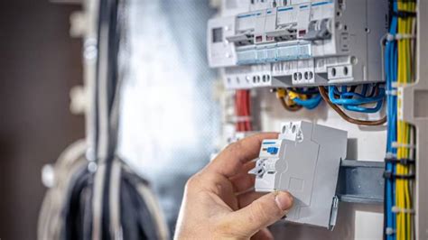 La Importancia Del Mantenimiento Eléctrico Instalaciones Delcar 2025