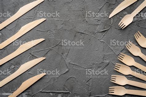 검은 색 배경에 나무 칼과 포크 친환경 제로 폐기물 개념 텍스트 공간이 있는 상단 보기입니다 복사 공간 0명에 대한 스톡 사진 및 기타 이미지 Istock