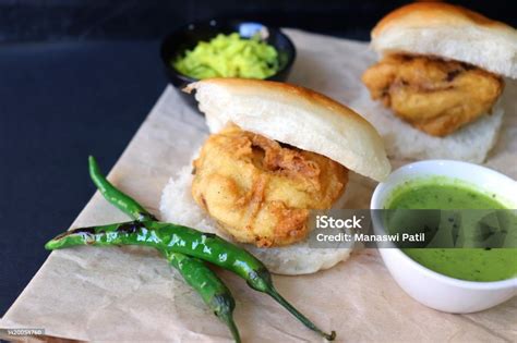 Vada Pav 또는 Wada Pao는 Maharashtra 주에서 자생하는 채식주의 패스트 푸드 요리입니다 유명한 뭄바이 거리 음식은 녹색 처트니와 튀긴 녹색 칠리와 함께
