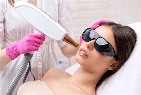 뷰티 살롱에서 아름다운 파란 눈을 가진 소녀에게 탄소 필링 절차 하드웨어 미용 치료 레이저에 대한 스톡 사진 및 기타 이미지