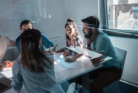 새로운 프로젝트를 시작하는 팀 근로자 와 프로그래머 그룹 20 24세에 대한 스톡 사진 및 기타 이미지 20 24세 25 29세 개발 Istock