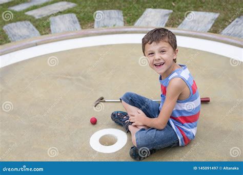 Gl Cklicher Kleiner Junge Der Das Minigolf Spielt Minigolf Spielt Stockbild Bild Von Kindheit