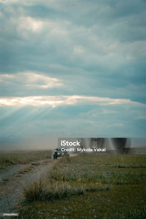 알타이 사막에서 버기 여행 언덕이 있는 산 풍경과 배경에 구름이 있는 아름다운 푸른 하늘 먼지가 많은 비포장 도로를 주행하는 오프로드 차량 알타이 공화국의 활동적인 여가 0