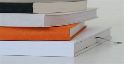 서로 겹쳐 놓인 책 더미 사진 Unsplash의 출판 이미지