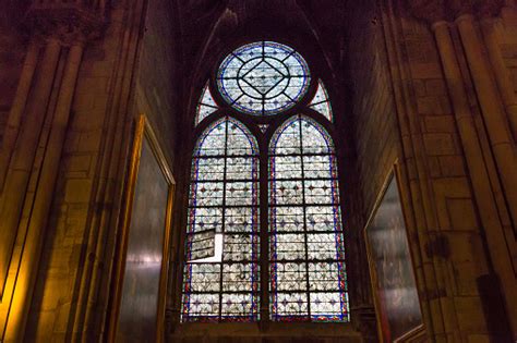 노트르담 드 파리 교회의 스테인드 글라스 창 중세 가톨릭 성당이며 프랑스 고딕 양식의 건축물 중 하나로 간주됩니다 0명에 대한
