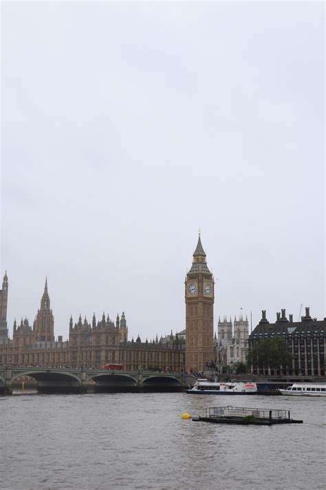 건축 나무 런던 빅 벤 수직 쐈어 시계 시계탑 영국 웨스트민스터 궁 유명한 랜드마크 푸른 하늘 흰 구름에 관한 무료 스톡 사진