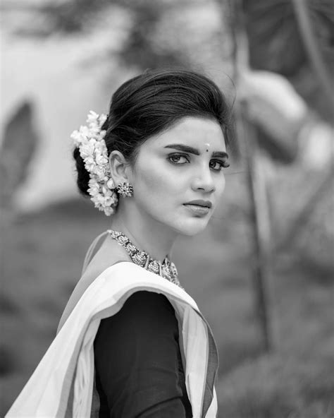 Varsha చీరకట్టులో జబర్దస్త్ వర్ష హొయలు Namasthe Telangana