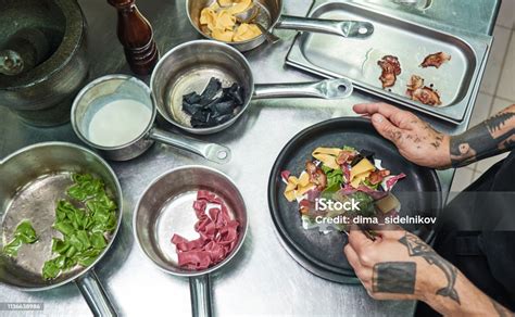 카르보나라 파스타 여러 문신을 한 요리사 손의 평면도 부엌에 서 있는 동안 접시에 전통적인 이탈리아 파스타를 칠 건강한 생활방식에 대한 스톡 사진 및 기타 이미지 Istock