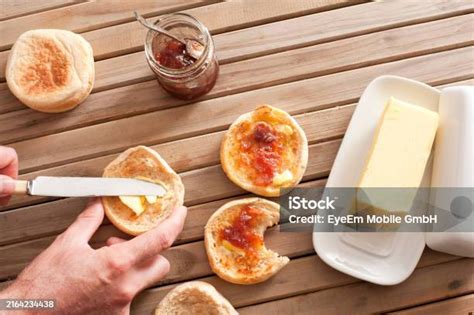 테이블 나이프를 사용하여 빵에 버터와 잼을 적용하는 남자의 자른 손 건강에 좋지 않은 음식에 대한 스톡 사진 및 기타 이미지