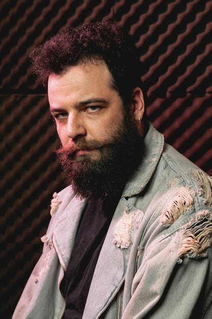 Porträt Des Hübschen Hippies Mit Bart Kostenlose Foto