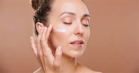 아침이나 잠자기 전에 피부를 돌보는 동안 눈 밑에 페이셜 크림이나 세럼을 바르는 젊은 화려한 여성 사진 Unsplash의