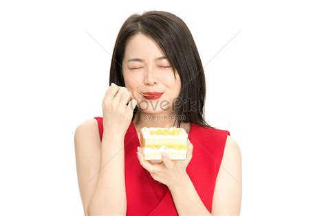 과일 케이크를 먹는 아름다운 여인 사진 무료 다운로드 Lovepik