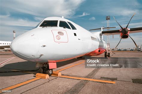 비행 준비가 된 공항에 서있는 비행기의 클로즈업 0명에 대한 스톡 사진 및 기타 이미지 0명 개인 비행기 건물 외관 Istock
