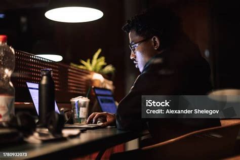 사무실에서 함께 Pc로 고민을 해결하는 사람 노트북으로 작업하는 남성과의 라이프 스타일 촬영 20 24세에 대한 스톡 사진 및 기타 이미지 Istock