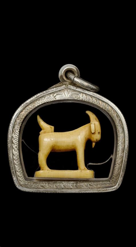 แพะงาแกะหลวงพ่ออ่ำ วัดหนองกระบอก จ ระยองเลี่ยมเงินพร้อมบูชา พระเครื่อง พระแท้ Webpra เว็บ พระ คอม